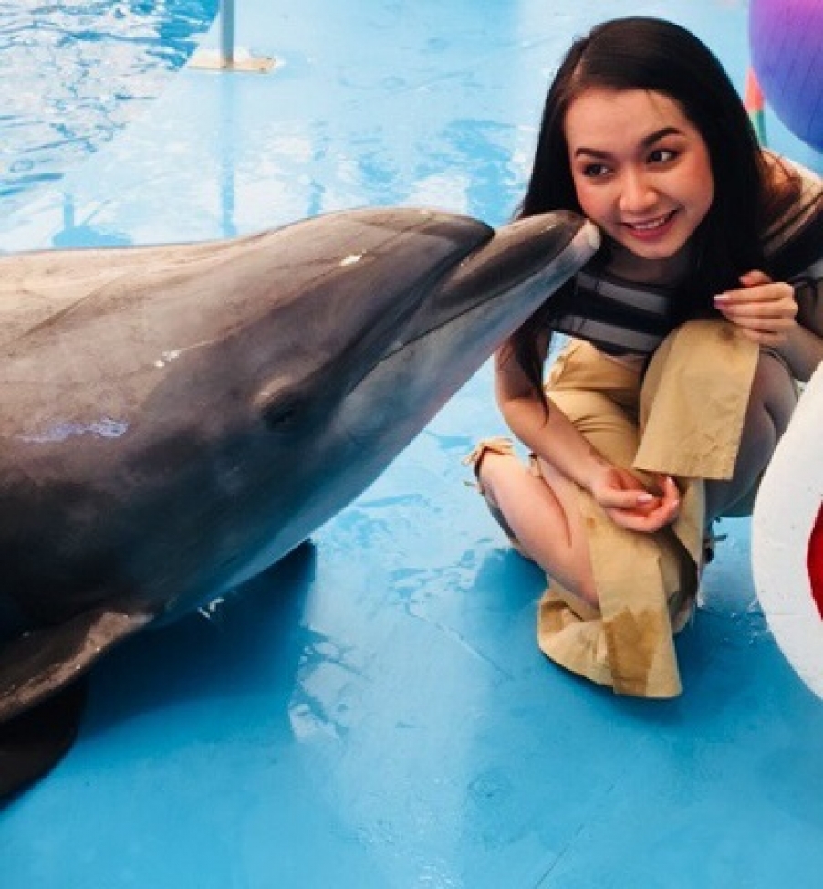 Mary Soe ศิลปินนางแบบชื่อดังชาวเมียนม่าร์เที่ยวโชว์โลมาภูเก็ต ...